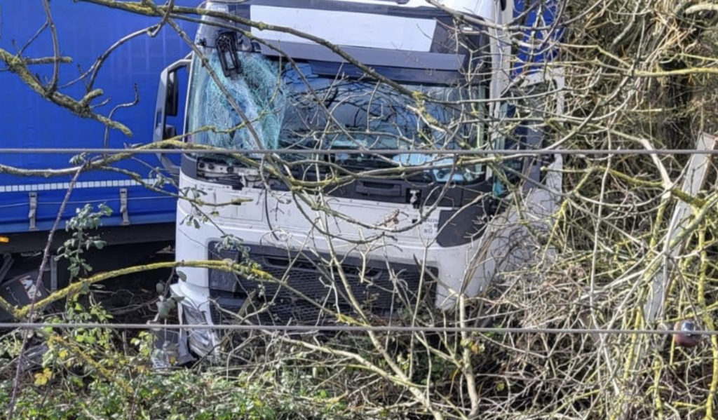 M25 closed in both directions after incident involving lorry